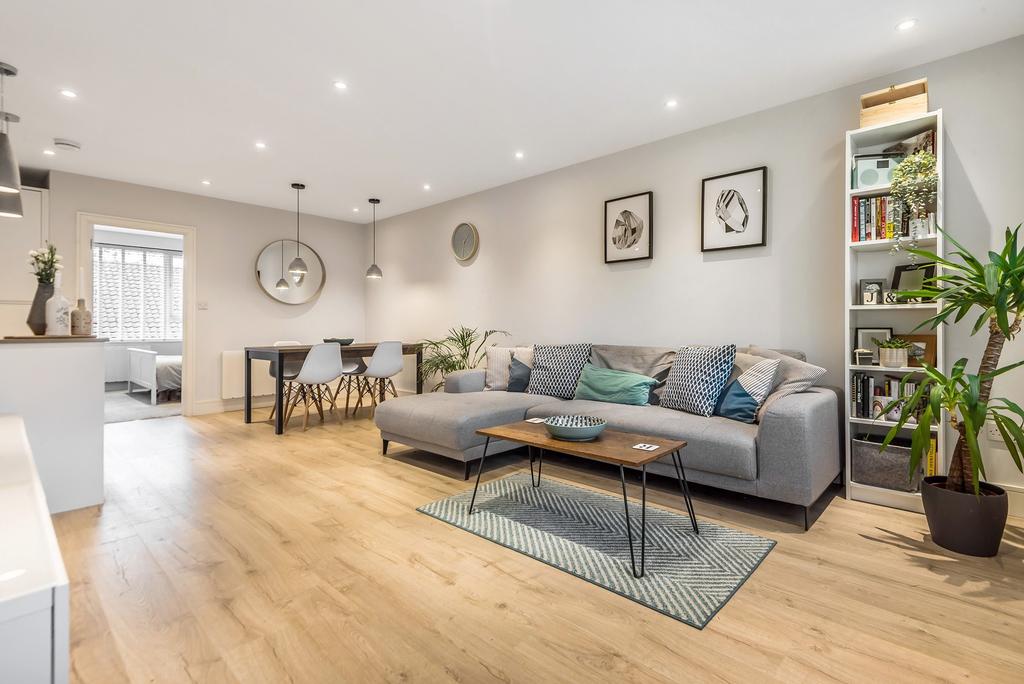 Moat Lodge, London Road, Harrow on... 1 bed flat - £325,000