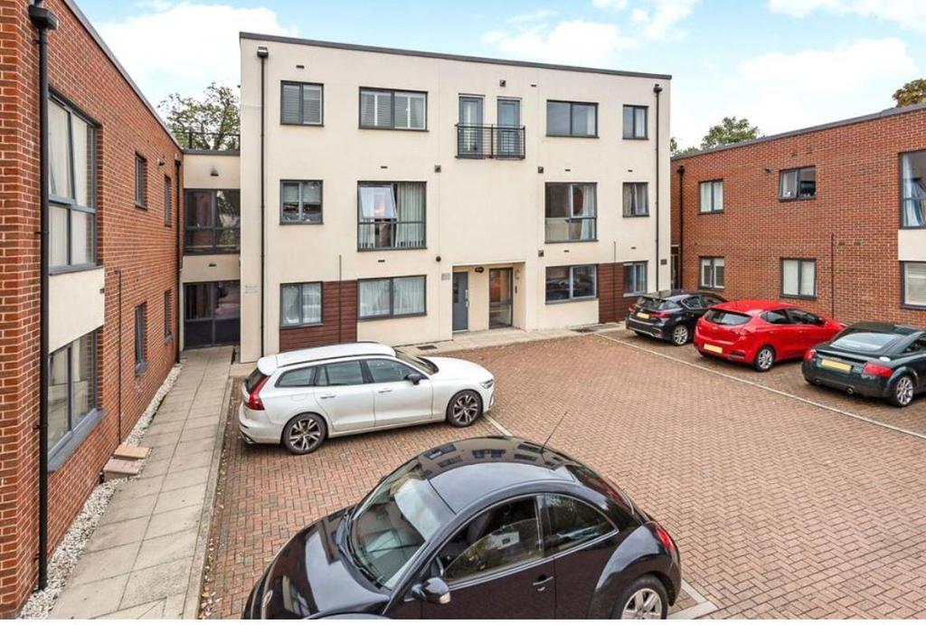 Butler Farm Close, Richmond 3 bed penthouse - £2,400 pcm (£554 pw)