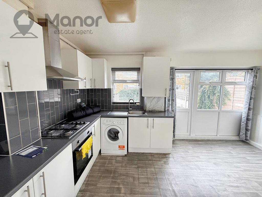 Louise Gardens, Rainham, RM13 8LH 4 bed townhouse - £2,100 pcm (£485 pw)