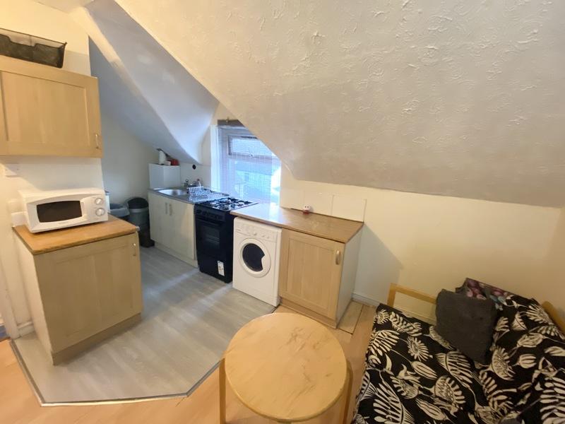Salisbury Road, Cathays, Cardiff 2 bed flat - £750 pcm (£173 pw)