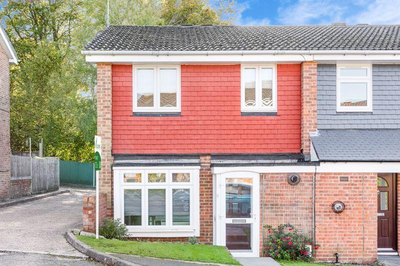 Headley Grove, Tadworth 3 bed end of terrace house - £1,600 pcm (£369 pw)