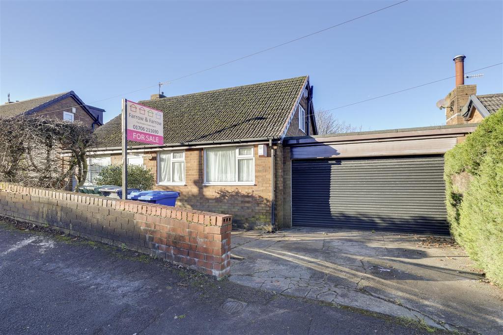 Tonacliffe Road, Whitworth, Rochdale 3 bed detached house - £180,000
