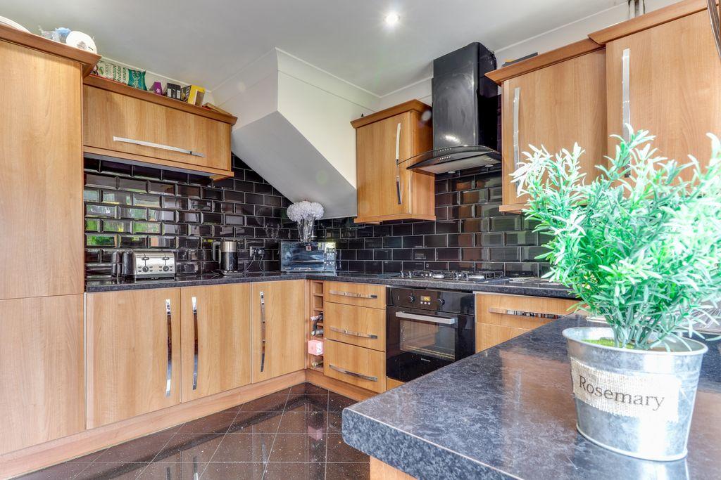 Leafield, Luton LU3 2SB 3 bed semi-detached house - £1,300 pcm (£300 pw)