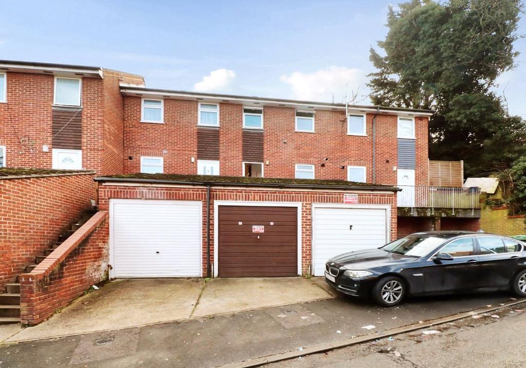 52 Clive Road, Belvedere, Kent, DA17 5BZ 2 bed terraced house - £175,000