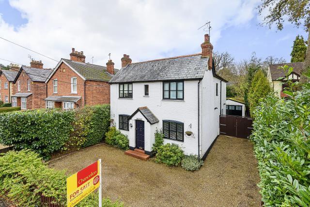 Windlesham, Surrey, GU20 4 bed detached house - £1,000,000