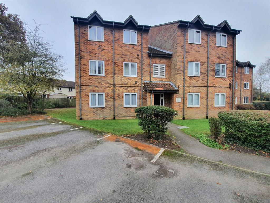 Saffron Court, Locks Heath Ground floor flat - £695 pcm (£160 pw)