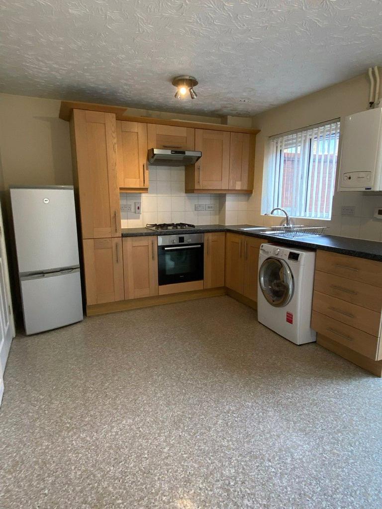 Pear Tree Court, Rugeley, WS15 3 bed semi-detached house - £700 pcm (£ ...