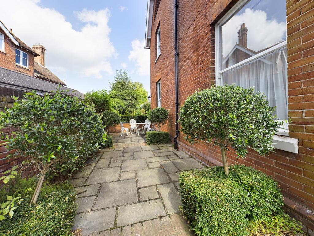 The Gables, London Road, Canterbury... 2 bed flat - £1,400 pcm (£323 pw)