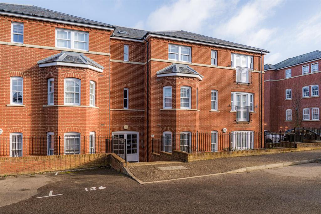 George Roche Road, Canterbury 2 bed flat - £250,000