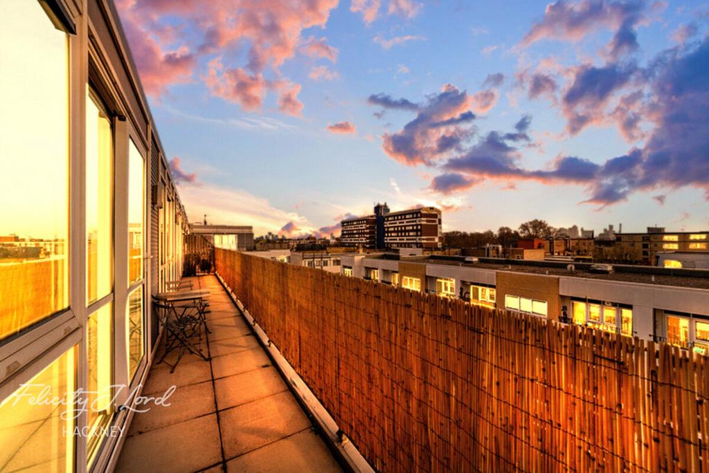 Hacon Square, Richmond Road, Hackney, E8 2 bed flat - £575,000
