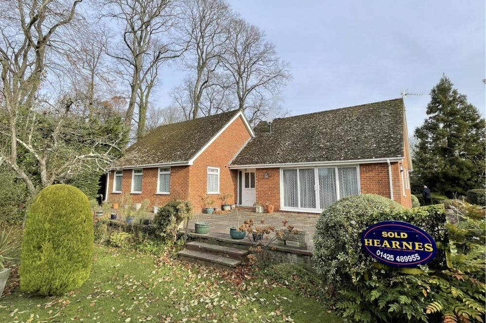 The Bridges, Ringwood, BH24 2AA 3 bed detached house - £600,000