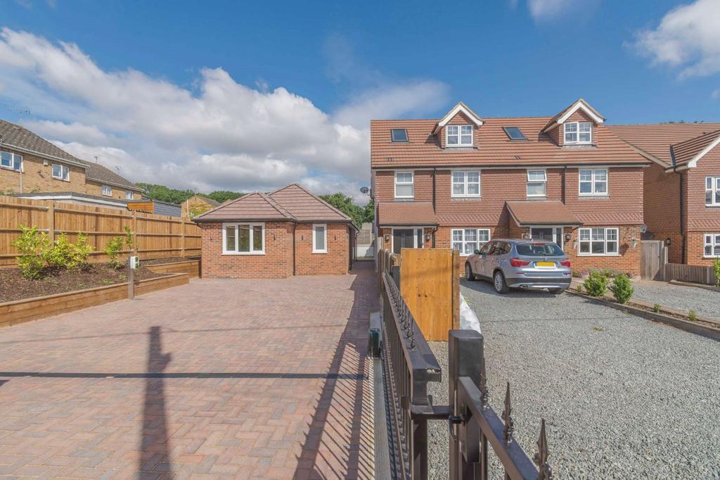 School Lane, Bean, Kent, DA2 4 bed semi-detached house - £790,000