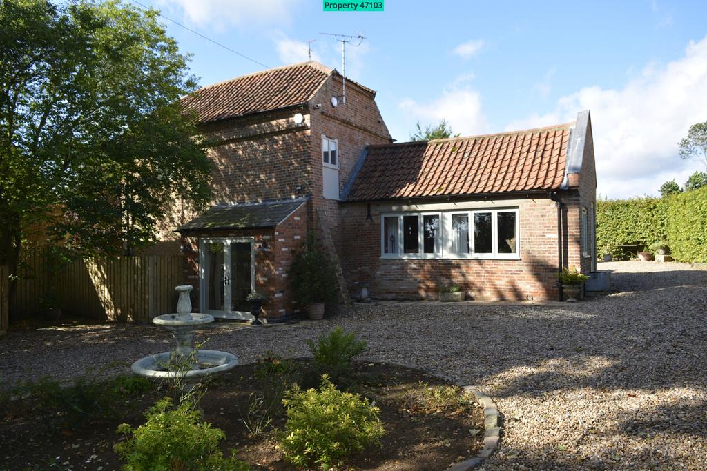 Averham Park, Averham, Newark, NG23 2 bed detached house - £545,000