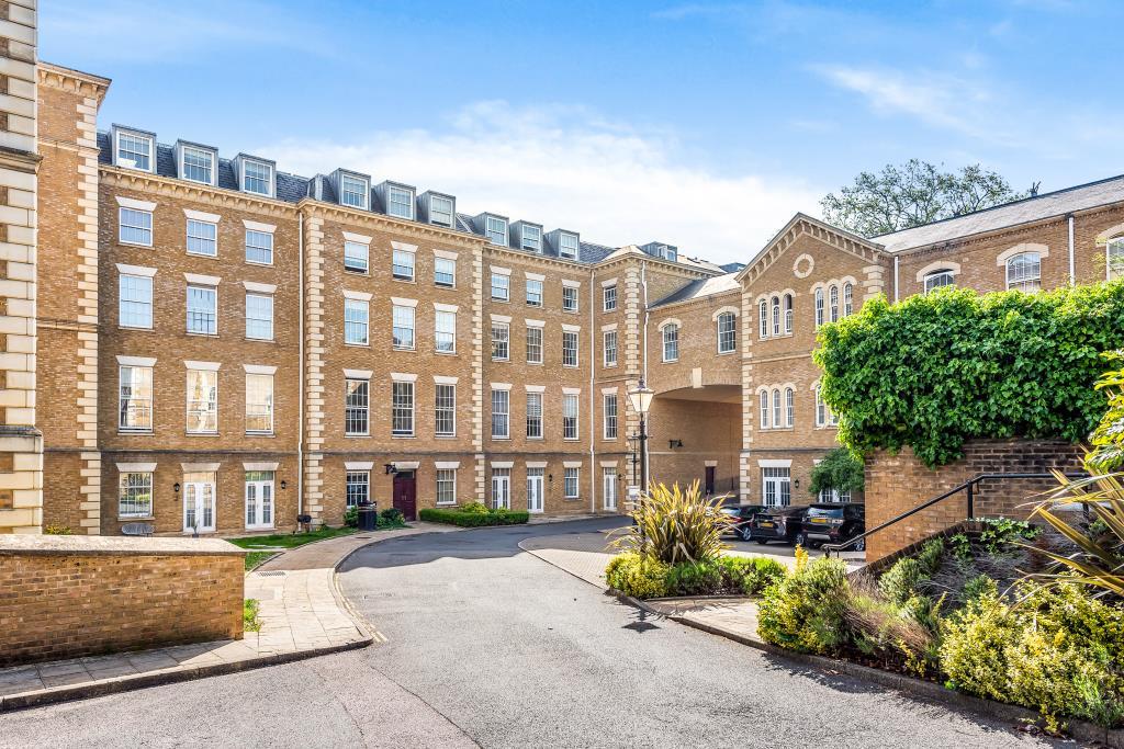 Royal Drive, London, N11 2 bed apartment - £2,600 pcm (£600 pw)