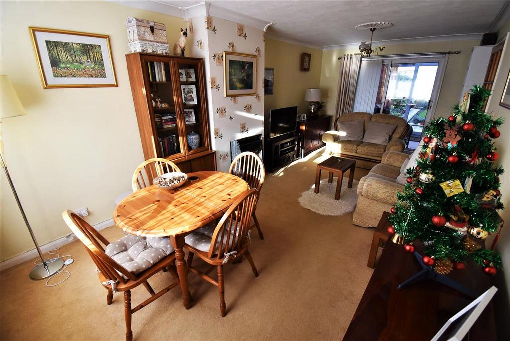 Woolmer Green, Basildon 2 bed end of terrace house - £290,000