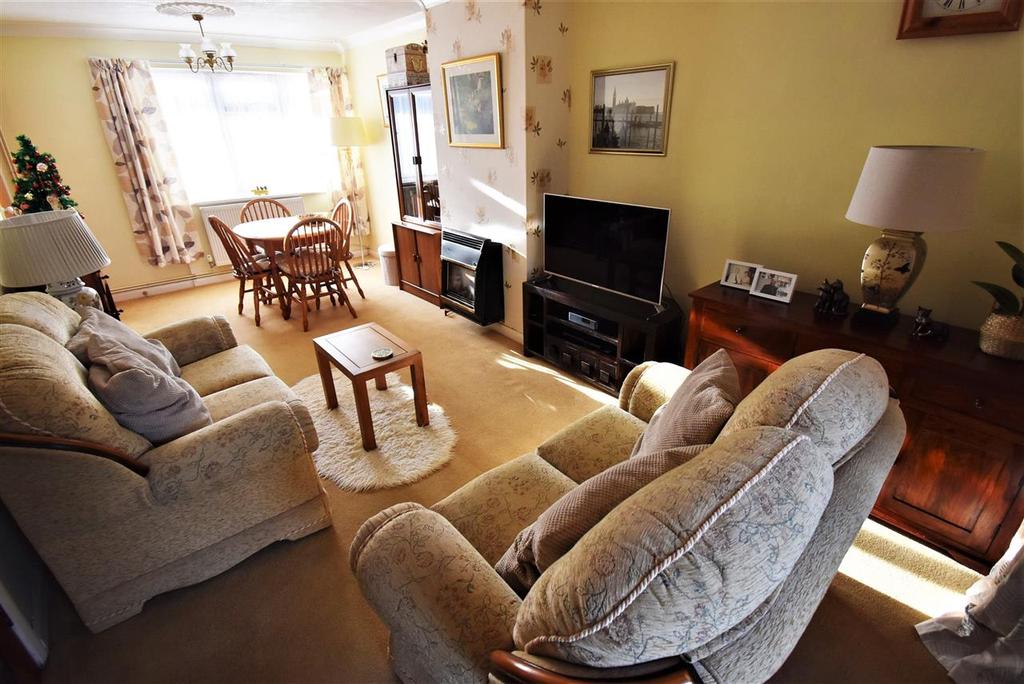 Woolmer Green, Basildon 2 bed end of terrace house - £290,000