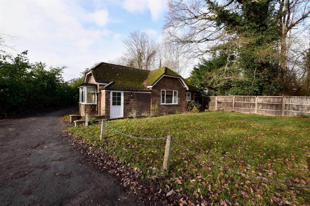 Balcombe Road, Horley 2 bed detached bungalow - £1,200 pcm (£277 pw)