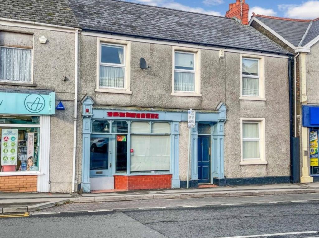 St. Teilo Street, Pontarddulais... 5 bed semi-detached house - £160,000