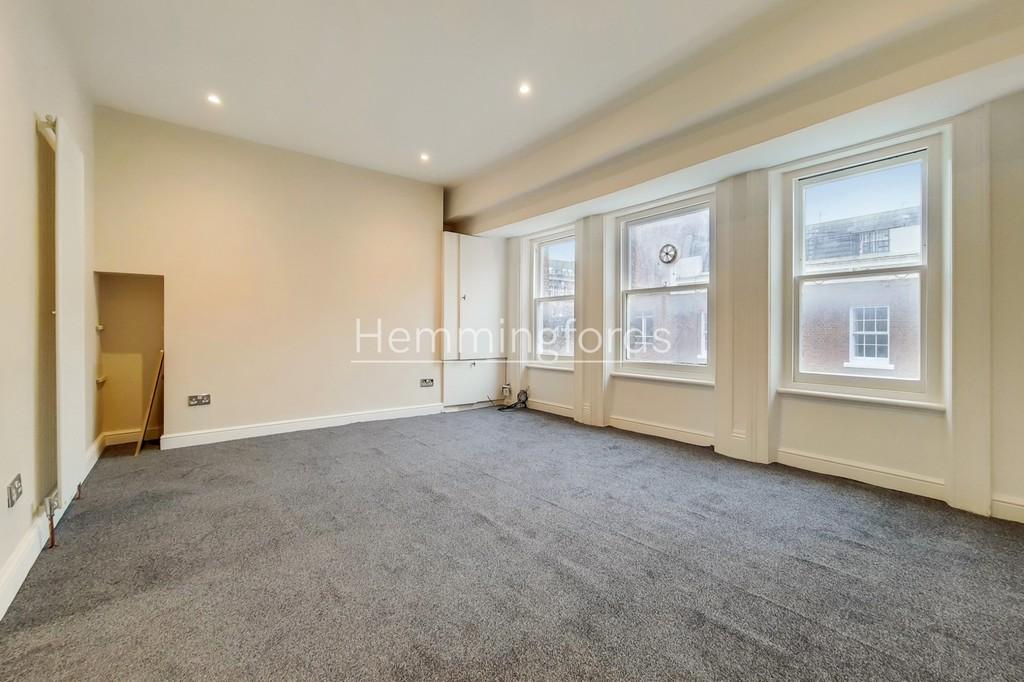 Tottenham Street, London, W1T 2 bed apartment - £2,600 pcm (£600 pw)
