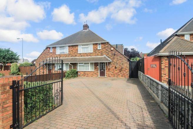 Oakley Road, Challney, Luton... 3 bed semi-detached house - £400,000