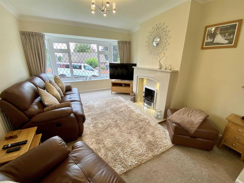 Rock Crescent, Oulton, Stone 2 bed detached house - £300,000