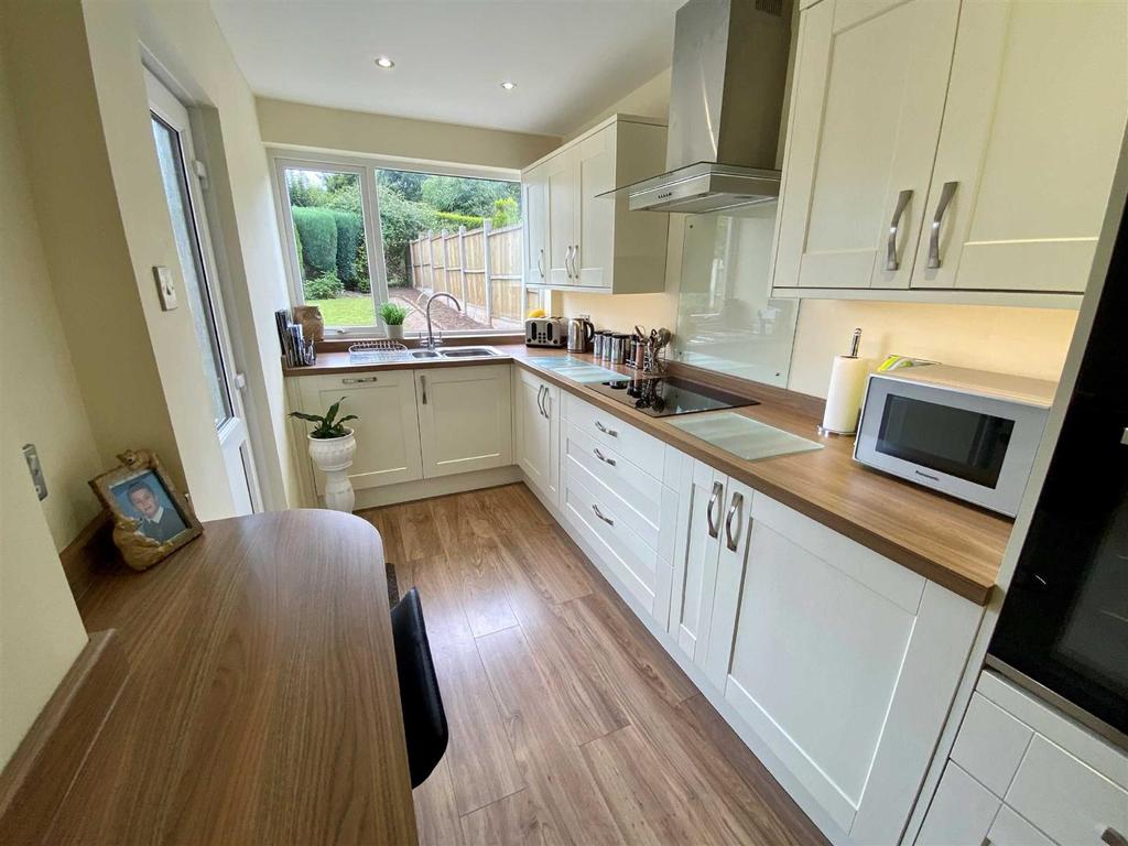 Rock Crescent, Oulton, Stone 2 bed detached house - £300,000