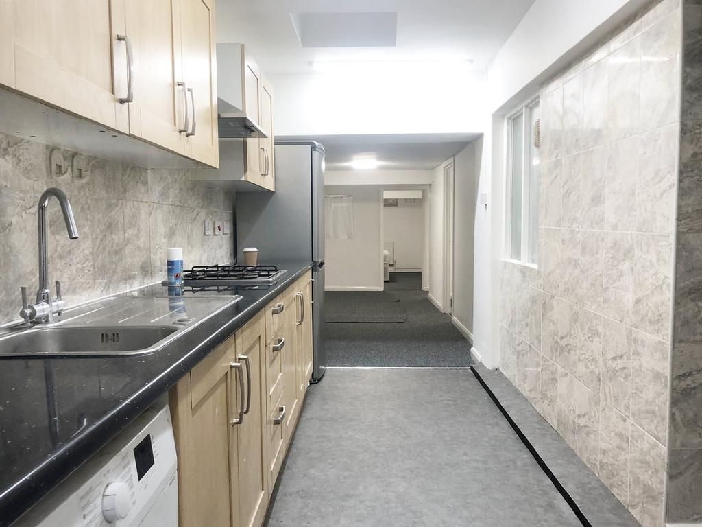 Dalston Lane, London E8 3 bed flat - £1,900 pcm (£438 pw)