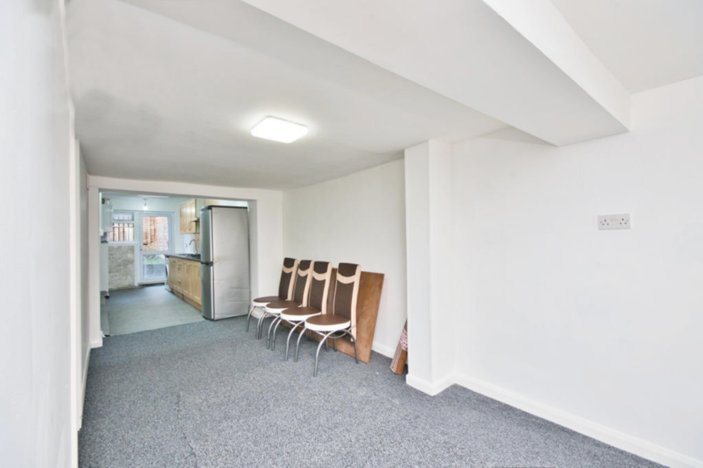 Dalston Lane, London E8 3 bed flat - £1,900 pcm (£438 pw)