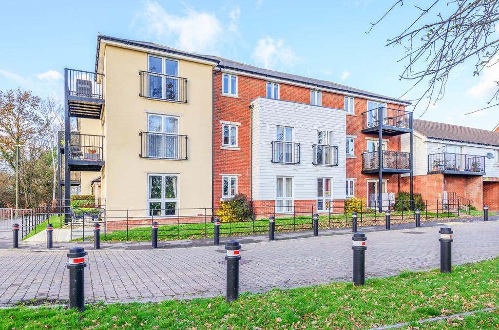Cavendish Drive, Locks Heath... 2 bed apartment - £230,000