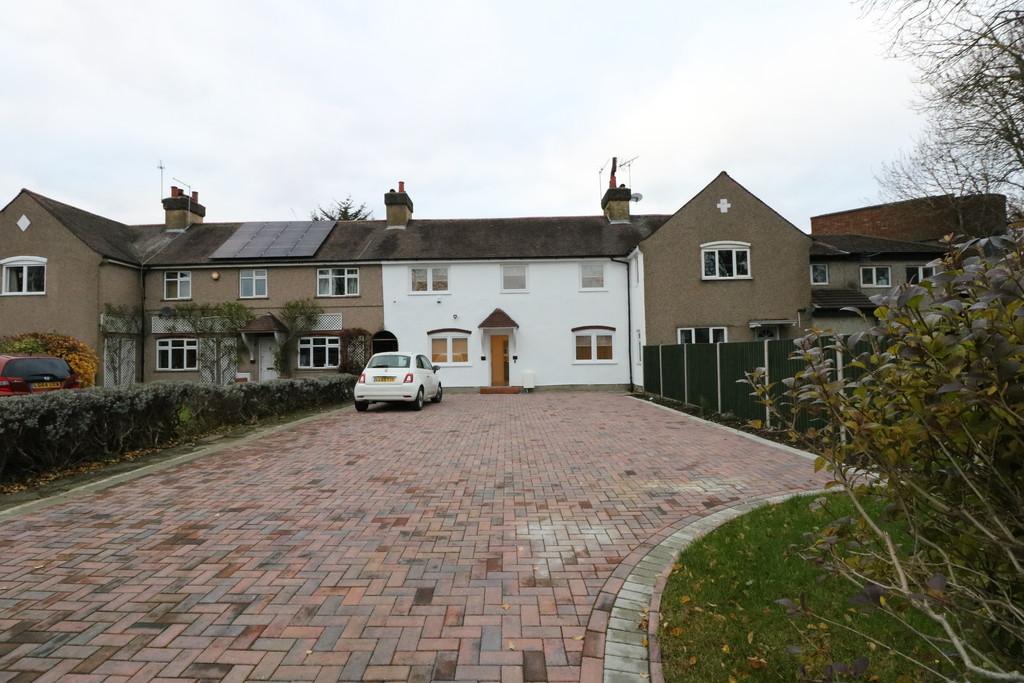 Old Oak Common Lane, East Acton 3 bed terraced house - £3,000 pcm (£692 pw)