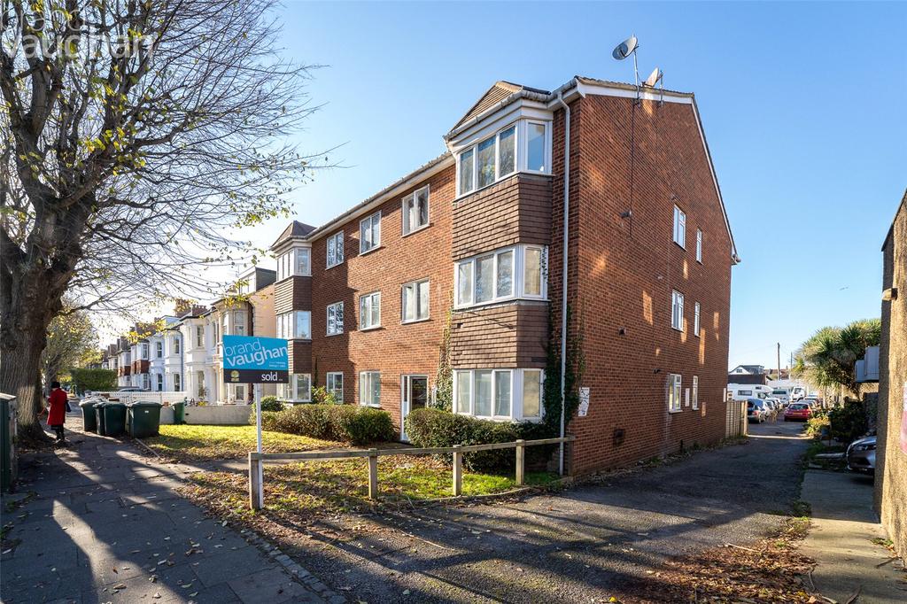 Stretton Court, Rutland Gardens, BN3 2 bed apartment - £265,000
