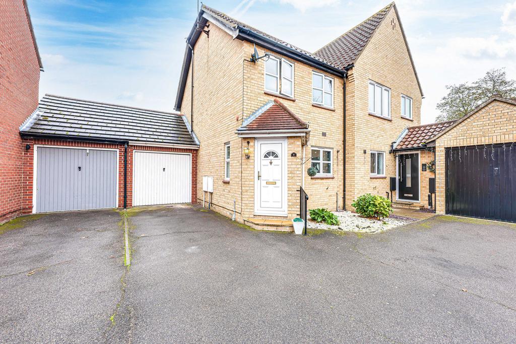 Spindle Beams, Rochford, SS4 2 bed semi-detached house - £290,000