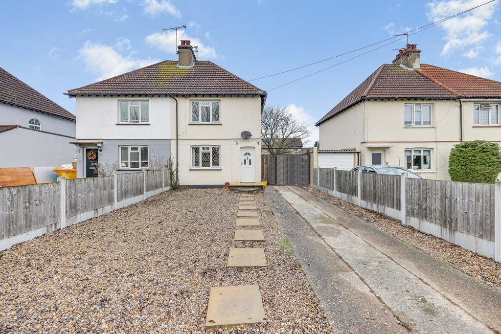 Queensmere, Benfleet, SS7 3 bed semi-detached house - £325,000