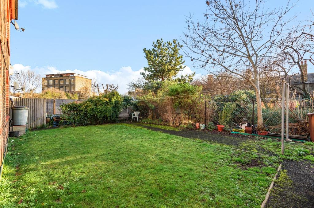 Commercial Way Peckham SE15 1 bed flat - £310,000