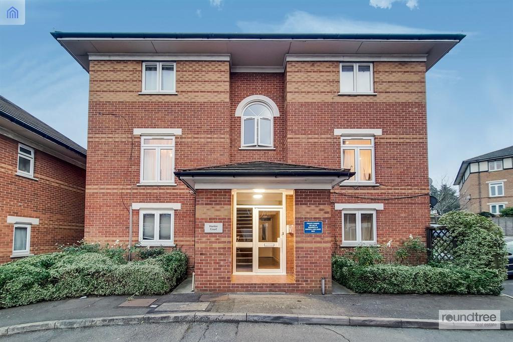 Hunter Court, Swynford Gardens... 2 bed apartment - £335,000