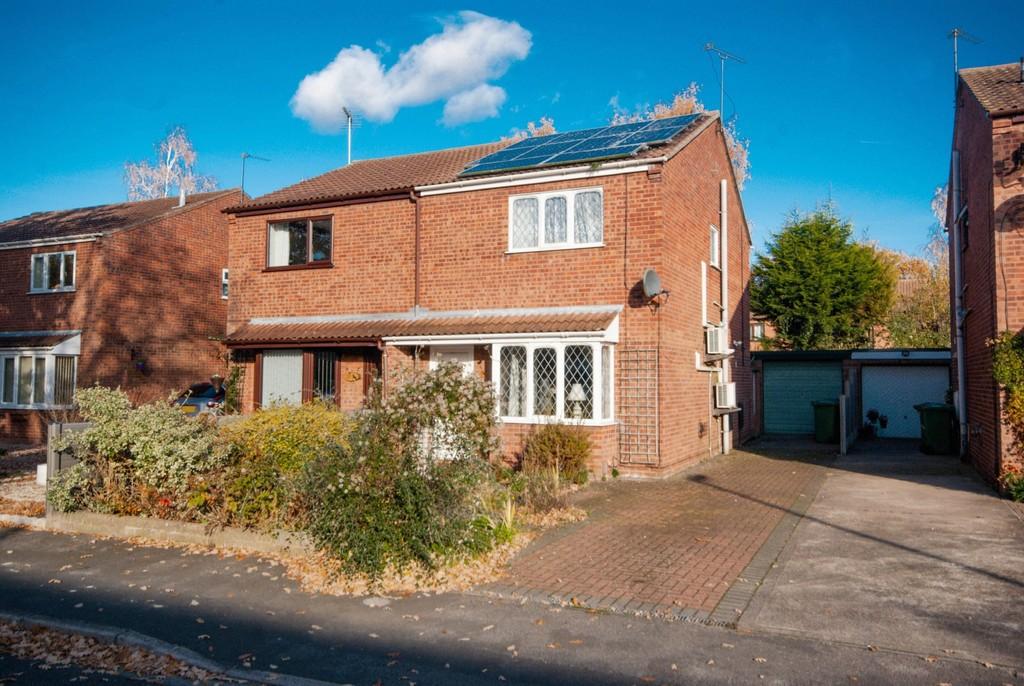 Dellfield Close, Lincoln 3 bed semi-detached house - £160,000
