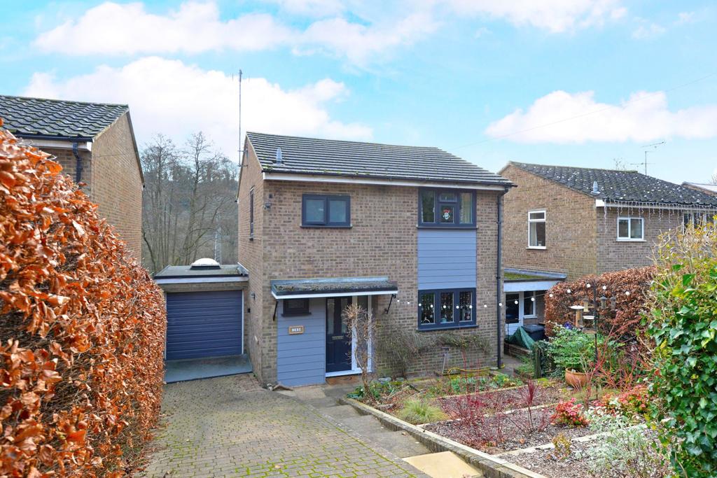 Godalming, Surrey, GU7 4 bed detached house - £775,000