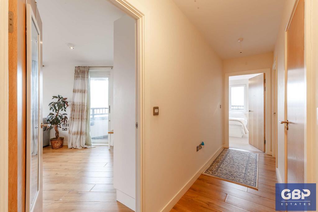 Leyland Court, Angel Way, Romford 2 bed apartment - £300,000