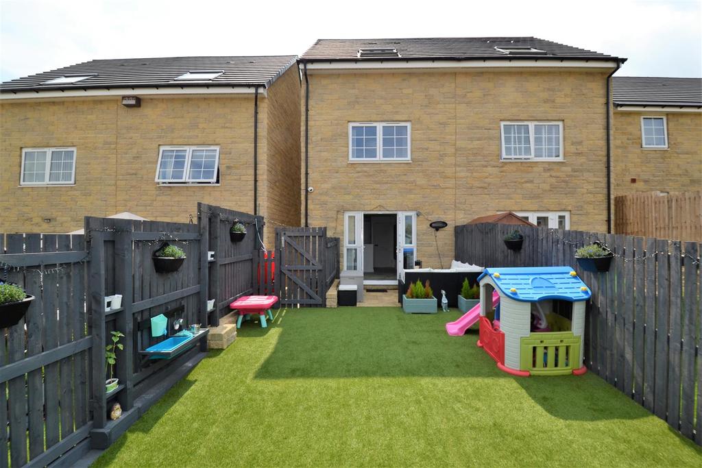 Rambling Walk, Clayton, Bradford 4 bed semi-detached house - £250,000