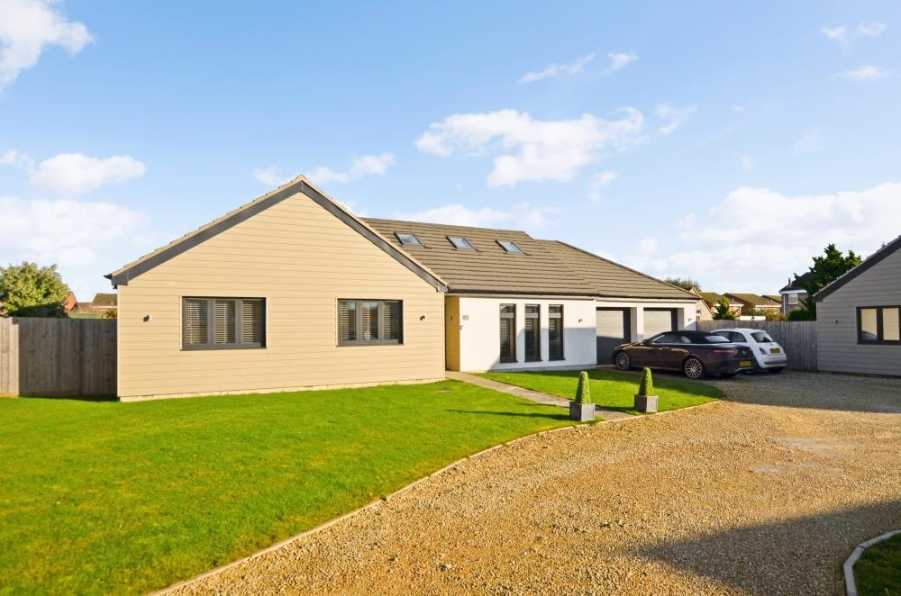 Byron Way, Bicester 5 bed detached house - £695,000