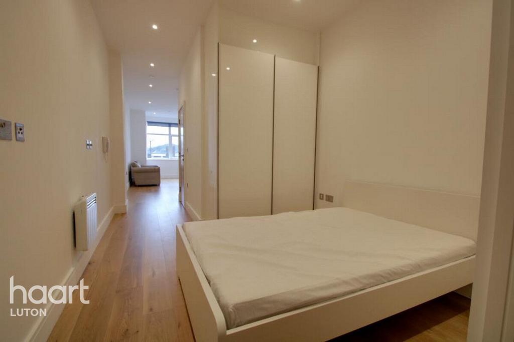 Flowers Way, Luton Studio - £900 pcm (£208 pw)