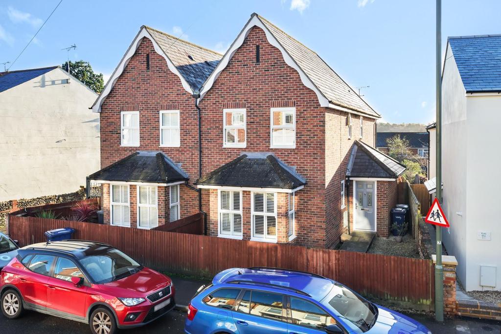 Hale Road, Farnham, GU9 3 bed semi-detached house - £575,000