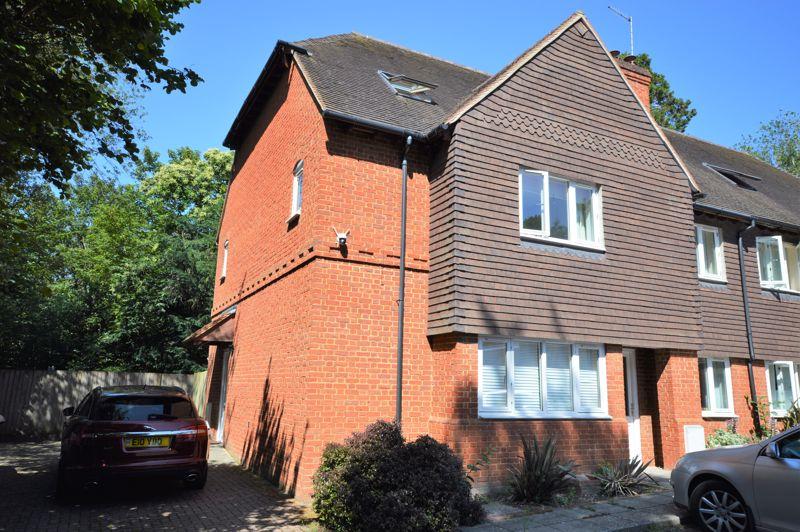 Caxton Court, Haslemere NO ONWARD... 3 bed townhouse - £525,000