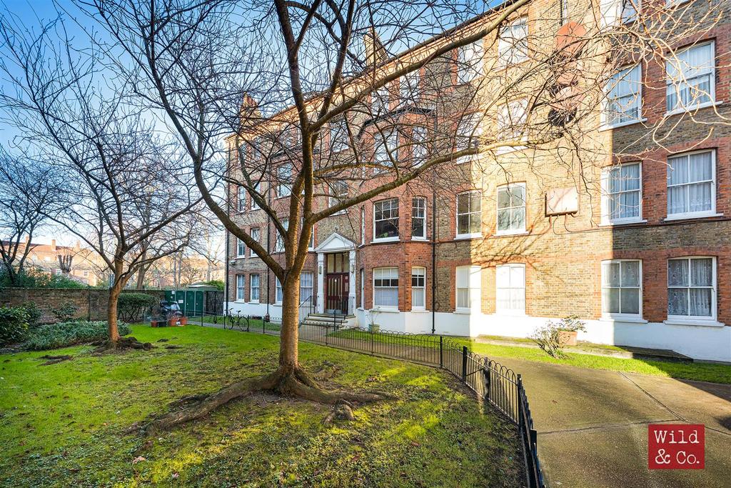 Clapton Square, Hackney 3 bed flat - £2,600 pcm (£600 pw)