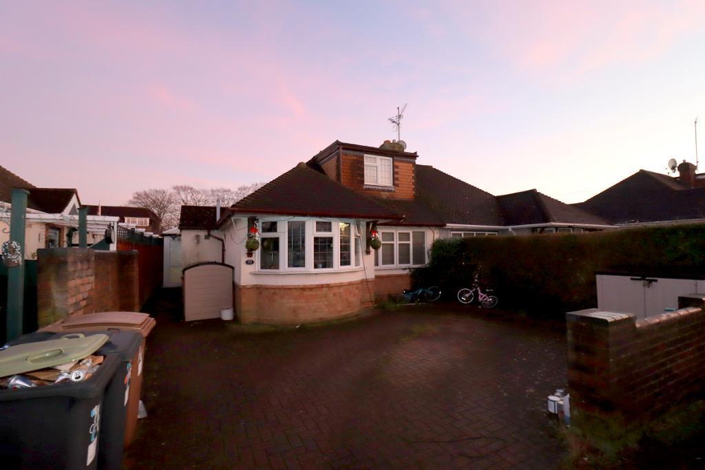 Wodecroft Road, Runfold, Luton... 4 bed bungalow - £350,000