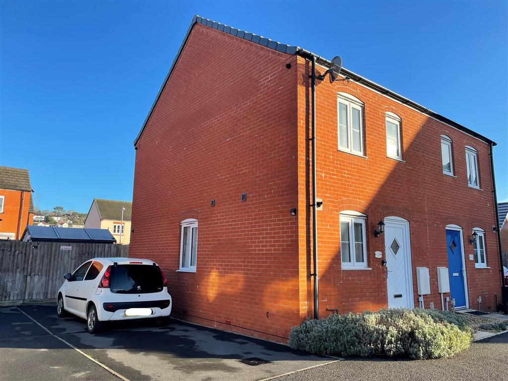 Stryd Bennett, Llanelli 2 bed semi-detached house - £145,000