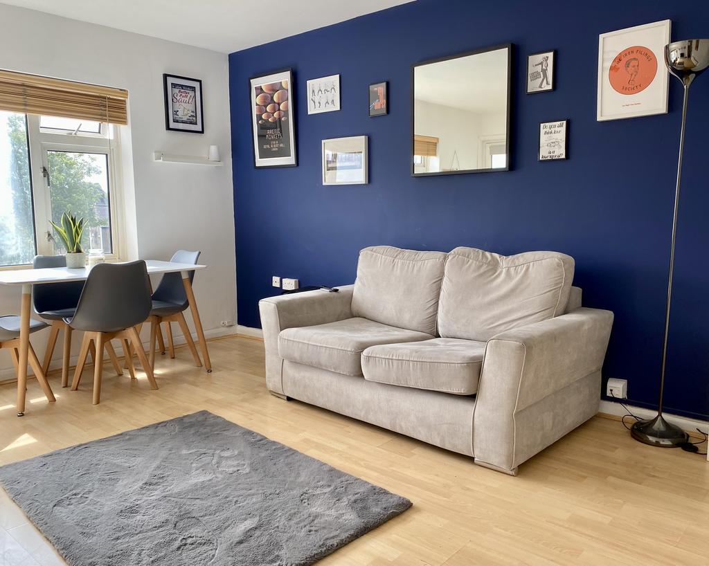 Victoria Road, South Woodford E18 1 bed flat - £1,365 pcm (£315 pw)