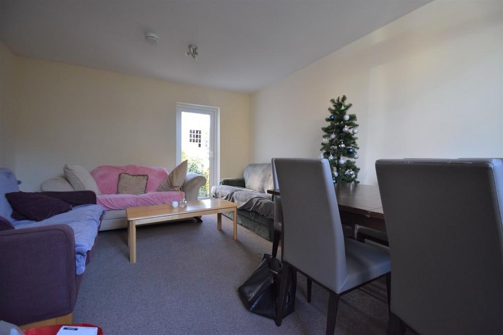 The Oval, Guildford 6 bed semi-detached house - £3,600 pcm (£831 pw)