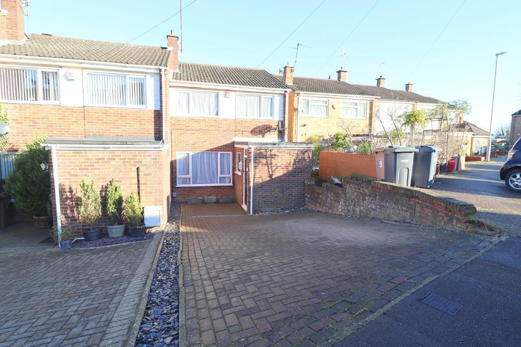 Hunts Close, South Luton, Luton... 3 bed end of terrace house - £300,000