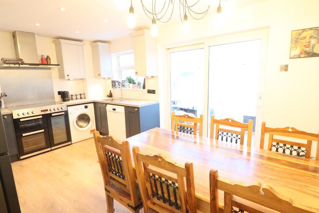 Hunts Close, South Luton, Luton, Bedfordshire, LU1 5JL 3 bed end of ...